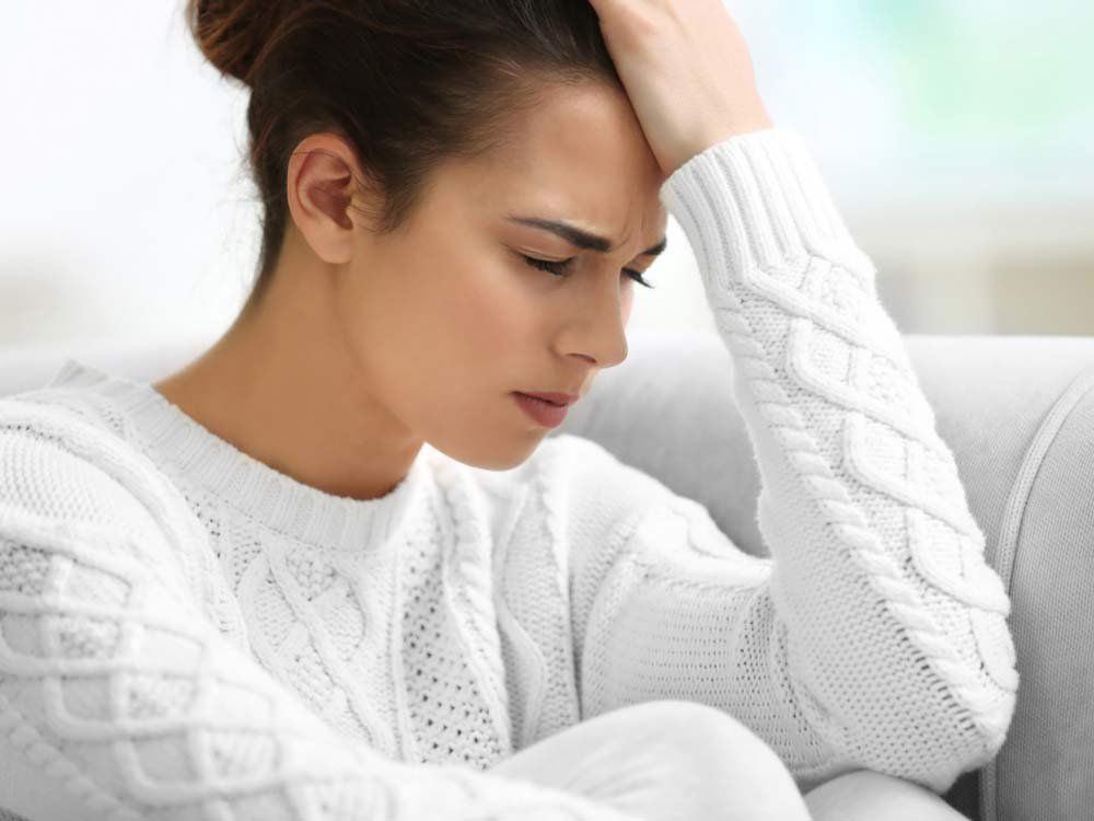 Đau đầu rất thường gặp, nhưng khi nào nên đi khám? | Vinmec