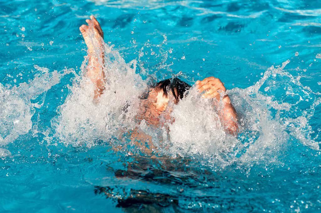 Be very careful with cramps when swimming | Vinmec