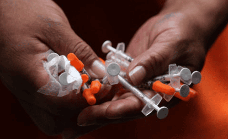 Cách xử lý khi dẫm phải bơm kim tiêm nghi chứa HIV | Vinmec