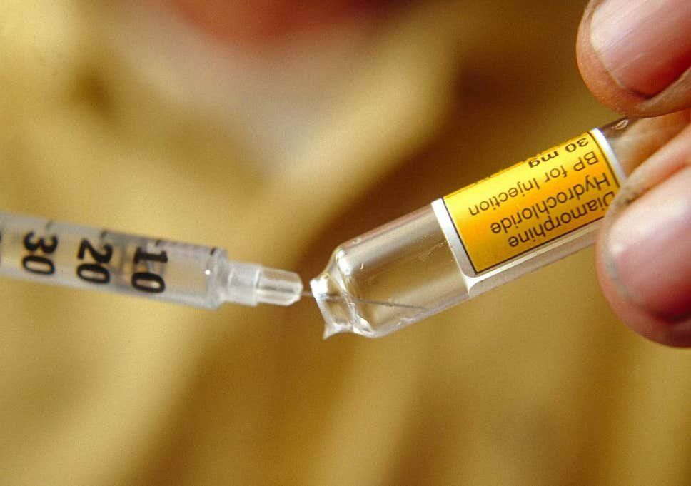 Morphine tiêm tĩnh mạch: Công dụng, tác dụng phụ | Vinmec