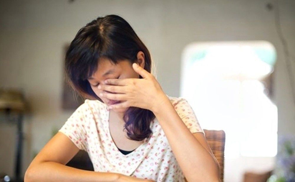 Vùng da trên mí mắt nổi đỏ kèm ngứa là bệnh gì? | Vinmec