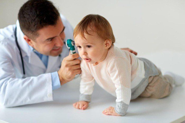 Rạch chích mủ màng nhĩ chữa viêm tai giữa | Vinmec