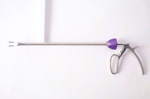 Kẹp clip dùng trong cắt polyp trực tràng là để cầm máu vết cắt hay vị ...