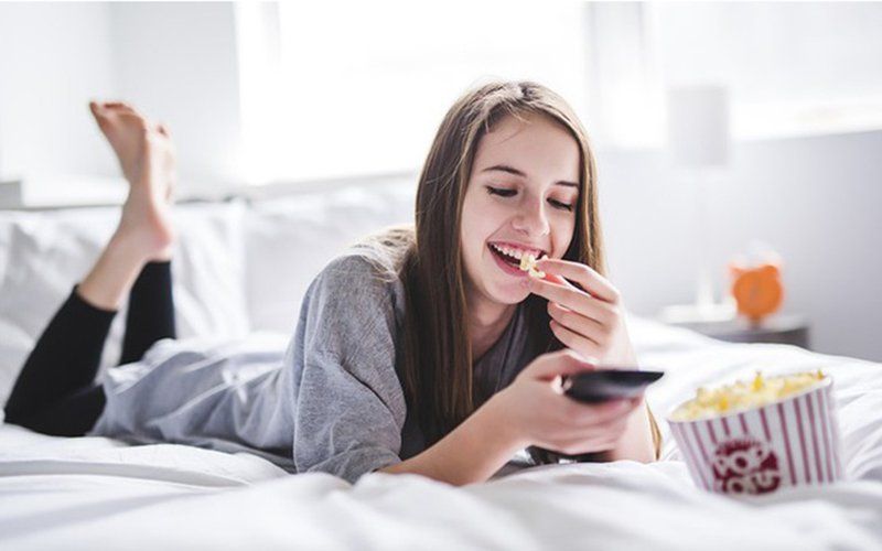 Should you lie down after eating? | Vinmec