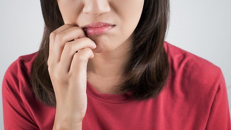 Itchy lips: Causes and prevention | Vinmec