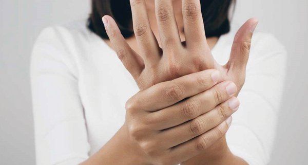 Run tay ở người trẻ có nguy hiểm không? | Vinmec