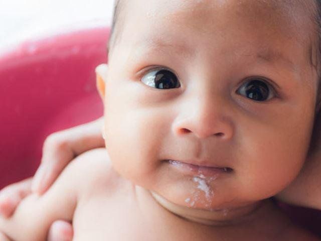 Be cautious when your baby has bloating and vomiting with a fever | Vinmec