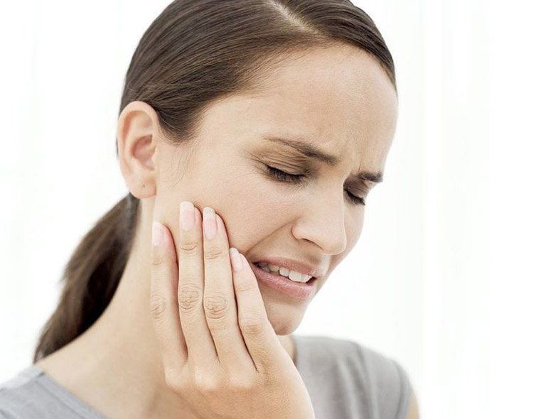 How does the habit of chewing on one side affect your teeth? | Vinmec