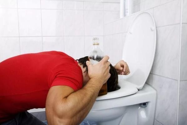 Why do you vomit a lot after being drunk? | Vinmec