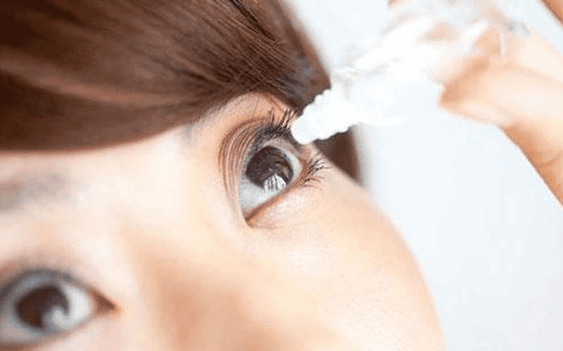 Khi đeo lens nên dùng thuốc nhỏ mắt nào? | Vinmec