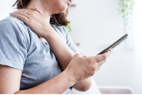 Musculoskeletal Pain Caused by Smartphone Use | Vinmec