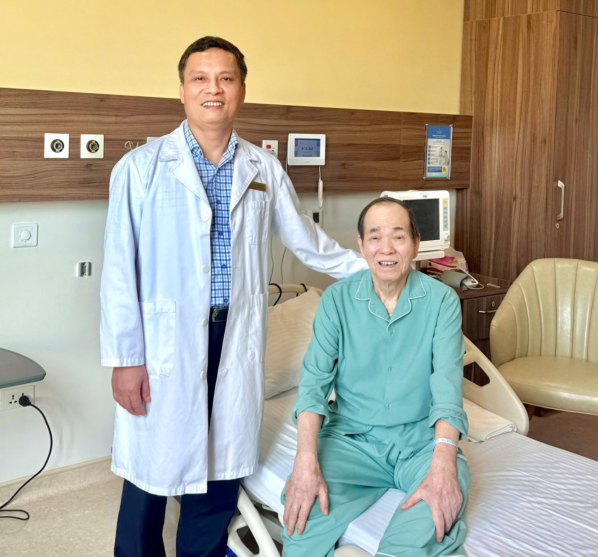 5 lần đại phẫu, 1 niềm tin gửi trọn đôi bàn tay PGSS.TS.BS Trần Mạnh Hùng | Vinmec